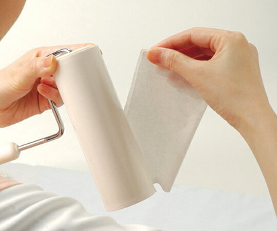 特徴 異物混入防止・異物確認・定量化を目的にした粘着クリーナーです。 容易にまっすぐカットできる段差ミシン目を採用しています。 めくりやすく手が汚れないドライエッジ加工です。仕様 型番：160 幅×全長（mm）：160×300 ハンドル 材...