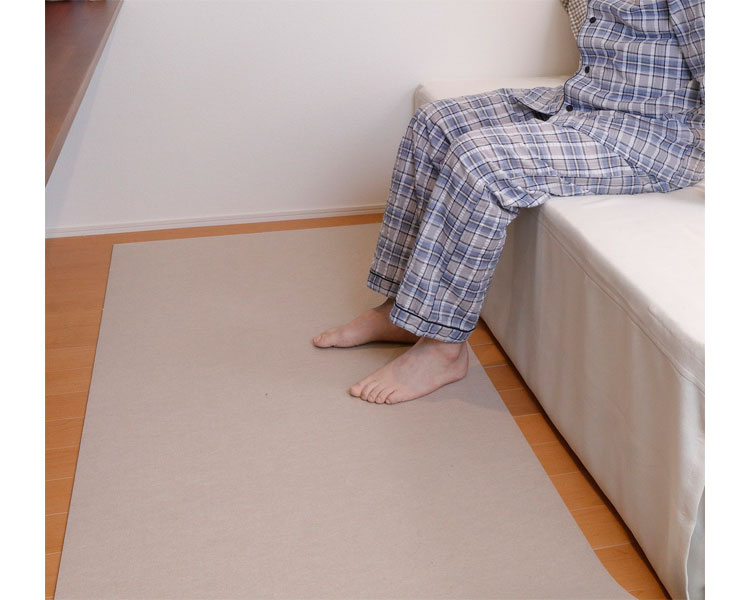 住宅改修 住宅改修小物 ・床や階段、ガラス窓などに吸着する保護マットです。・何度でも貼れ、洗濯すると吸着力が復活します。 ●サイズ／約91×180×0.3cm●材質／表面：ポリエステル、裏面：アクリル樹脂、離型フィルム：ポリエチレン●生産国...