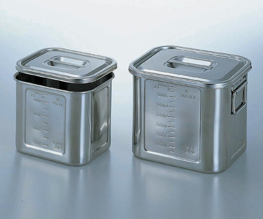 特徴 目盛りが内側から読めます。 縦横比10対8の並べやすく、スタッキングしやすい形状です。仕様 板厚：0.6mm 材質：本体・フタ／ステンレス（SUS304） 容量：1.1L 内寸法（フタ付き）：122×98×103mm 取手なし ※名入...