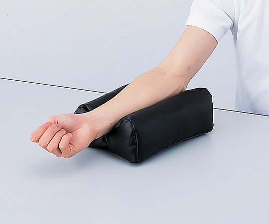 特徴 V字型構造と中にビーズを入れる事で、やさしく腕にフィットします。 IBC-MF（カバー）（別売）は肌にやさしいマイクロファイバー製です。仕様 幅×奥行×高さ（mm）：180×240×90 材質：中身／ポリスチレンビーズ、カバー／ポリエ...