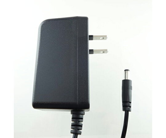 特徴 12W（出力12V/1A）でワールドワイド対応（AC100〜240V入力）のスイッチング方式ACアダプターです。出力端子は採用数の多いφ2.1mmのセンタープラス型で、トラッキング対策品です。使用する際には、出力端子の形式と極性にご注...