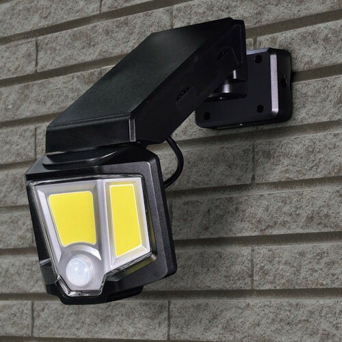 特長:●暗闇でセンサーが人や車の動きを検知して自動点灯本体側面にもLEDを搭載しているので広範囲を照射乾電池式なのでコンセントがない場所に設置できて、電気代もかかりません。屋外に設置できる防水仕様（IP65 防噴流形）光が均一で見やすいCO...