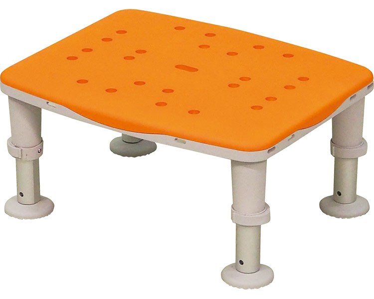 ・かびが根付かず、汚れも付きにくい！防かび防汚タイプ。●サイズ／幅37.6×奥行27.6×高さ18〜26（5段階／2cm）cm ●重さ／1.8kg ●材質／天面クッション・脚ゴム：エラストマー、フレーム：アルミ、高さ調整ピン：アルミ・ポリプ...