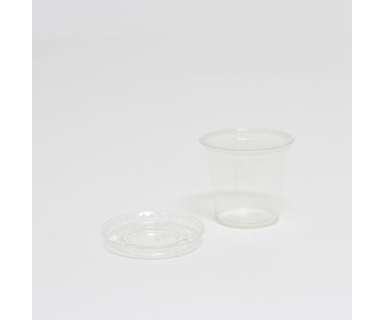 特徴 透明度の高い高品質PETカップです。 耐油性・耐薬性に優れています。 蓋付なので、ドレッシングや付け合せのデザート・カットフルーツ、ゼリー等の入れ物に最適です。仕様 商品サイズ：コップ　口径45×高40×底径31mm 材質：A-PET...