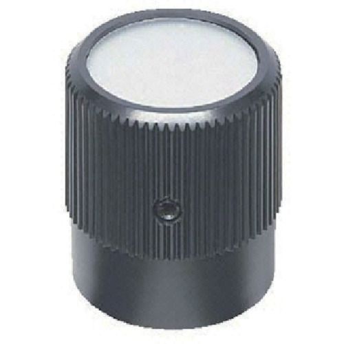 特長:●セットボルトの簡単なシャフト取付けです。●材質は酸、アルカリ、油脂のほとんどの薬品に優れた耐性を備えていますので、特にオイル機器、装置の操作ノブに最適です。 仕様:●外径(mm)：32●ノブ高さ(mm)：38●ボス穴径(mm)：8●...