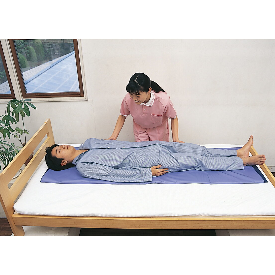 商品説明 ●すべりのよい2つの繊維素材の組み合わせにより、ローリングシートがスムーズにマットの周りを回転し、わずかな力で動かすことができます。●ベッド上での移動や体位変換はもとより、ベッドからストレッチャーへの移動に便利です。また、シーツ交...