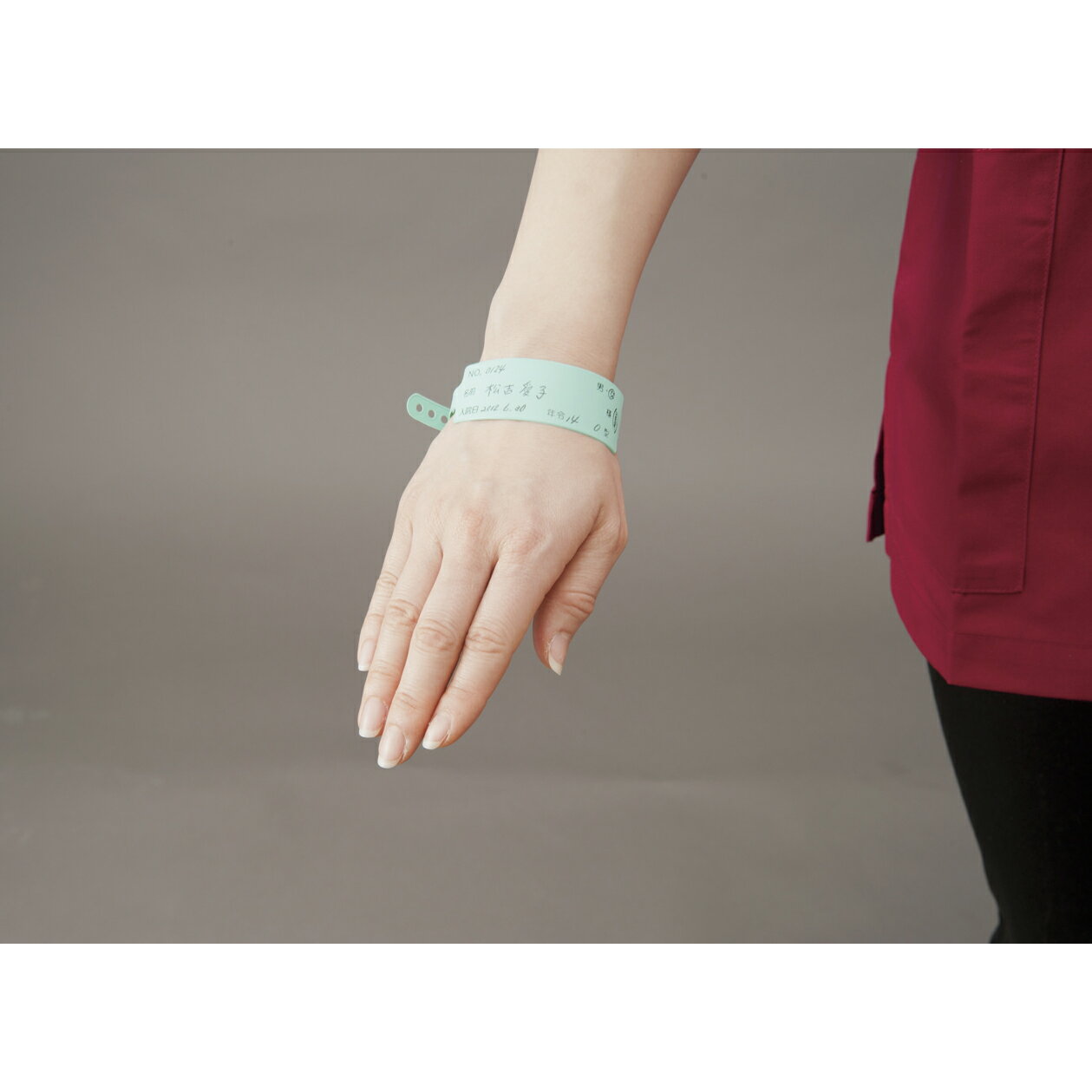 商品説明 ●ホック式で簡単に留めることができ、一度留めると外れません。●名前・性別・血液型などの標準的な項目が印刷されています。●油性マジック・ボールペンでバンドに直接記入できます。 商品スペック ●カラー：イエロー ●製品サイズ：25×2...