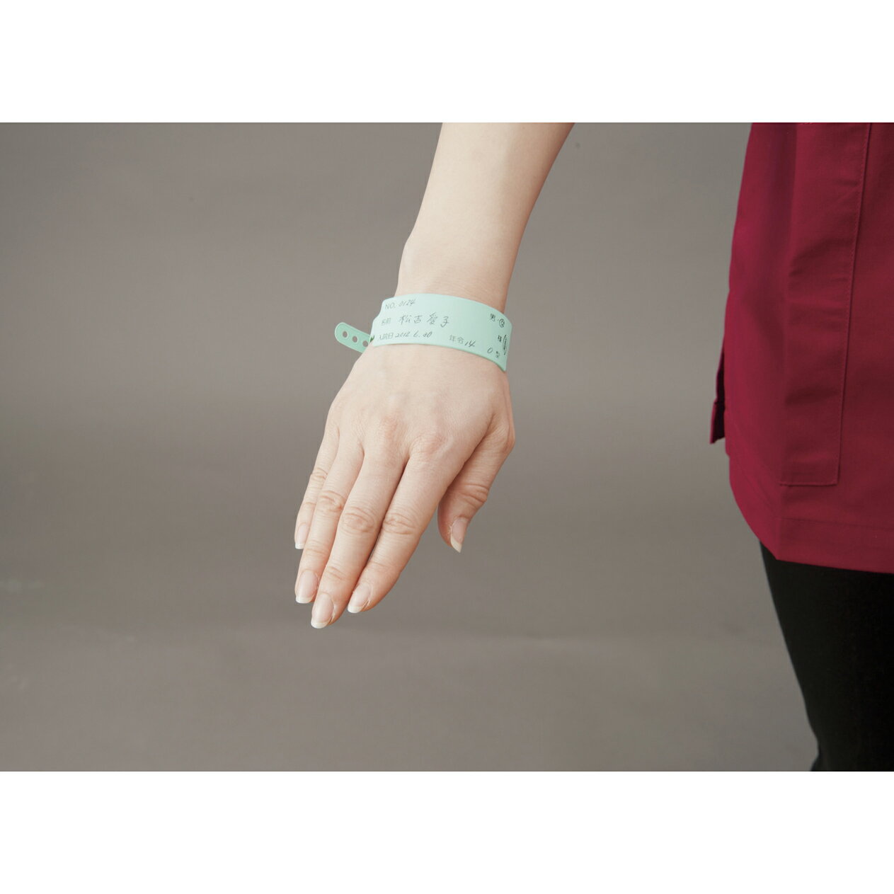 商品説明 ●ホック式で簡単に留めることができ、一度留めると外れません。●名前・性別・血液型などの標準的な項目が印刷されています。●油性マジック・ボールペンでバンドに直接記入できます。 商品スペック ●カラー：パープル ●製品サイズ：25×2...