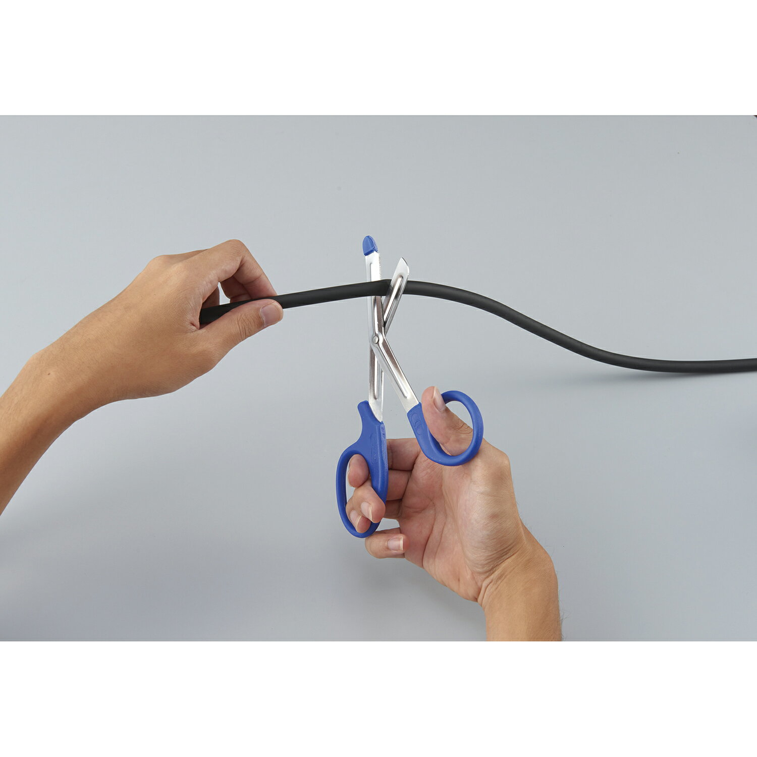 商品説明 ●コーティング処理済のステンレスのこぎり刃を採用。●包帯、ギプス、ゴム、ビニール、プラスチックなどに使えます。 商品スペック ●カラー：レッド ●製品サイズ：全長=190mm、刃渡り=45mm ●材質：刃材=ステンレス、ハンドル=...