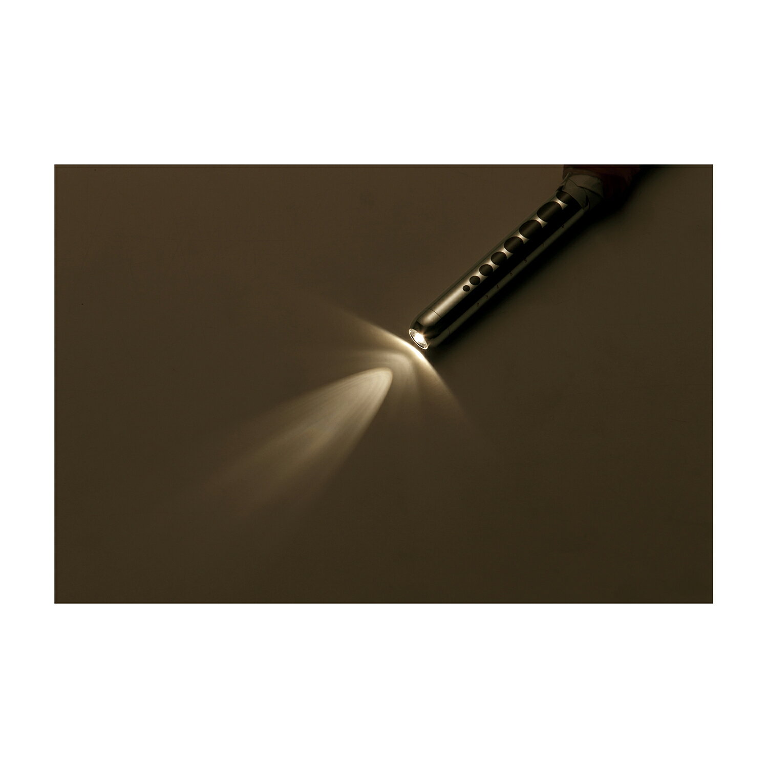 商品説明 ●クリップ式スイッチを採用。クリップを押している間点灯します。●安定した品質の日本製。 商品スペック ●カラー：ブルー ●製品サイズ：φ11.5×128mm ●重量：約50g ●電球：2.2Vニップル球（0.25A） ●電源の種類...