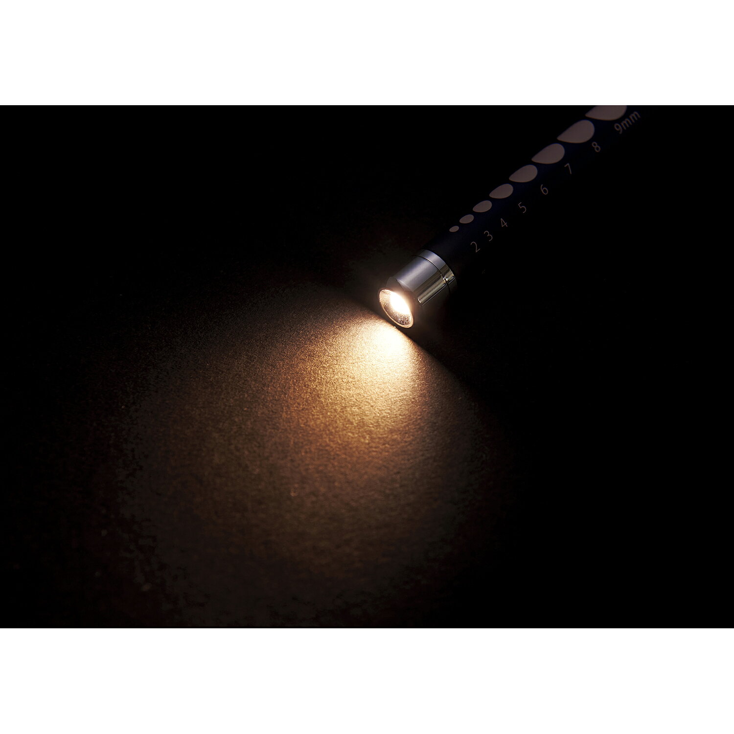 商品説明 ●ラバー調だから手にフィットし、すべりにくいペンライトです。●ソフトなLEDランプを使用。 商品スペック ●カラー：ネイビー ●製品サイズ：φ12.0×140mm ●重量：約17.5g（電池含まず） ●材質：本体＝アルミ、クリップ...