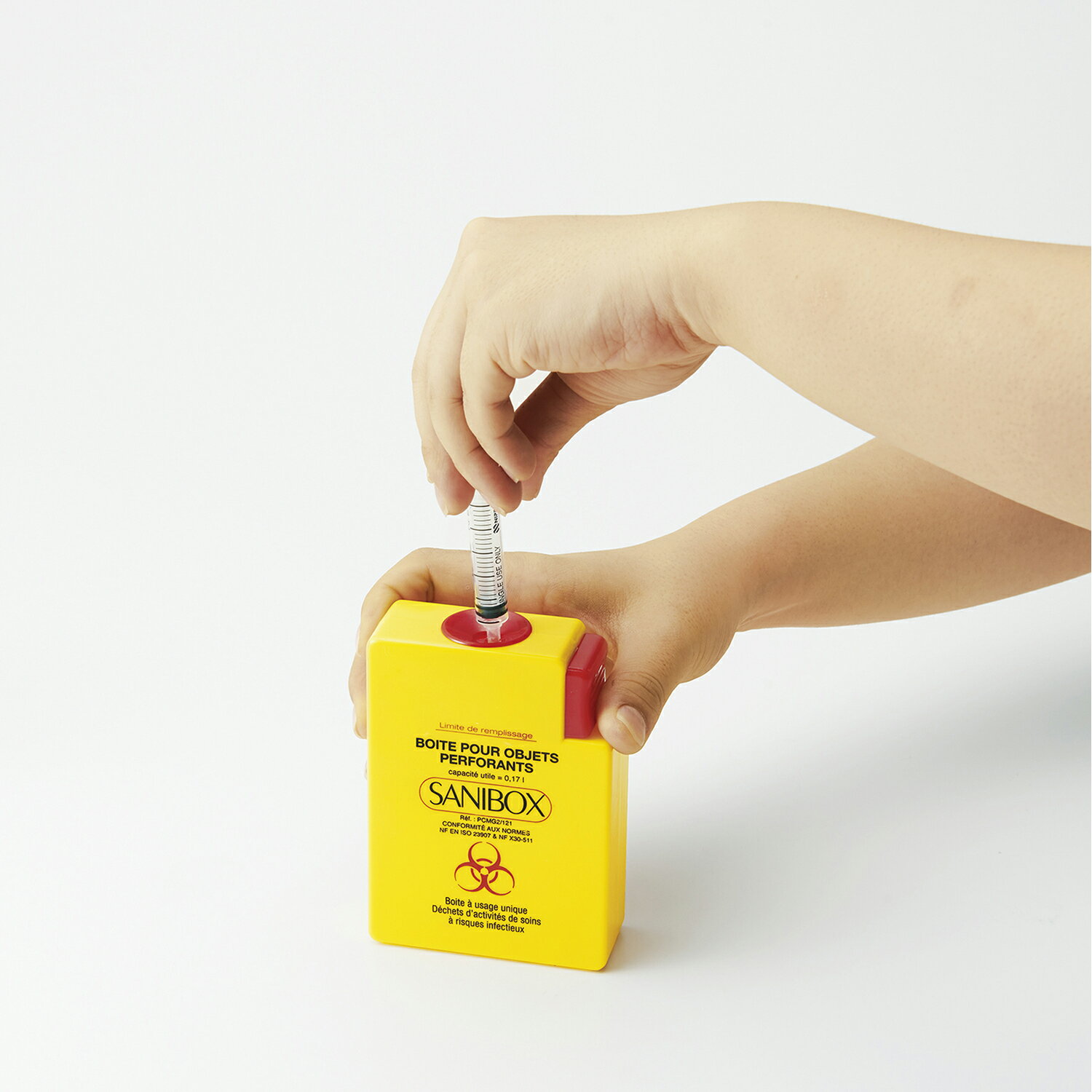 商品説明 ●片手操作で安全に注射針の取り外しができます。●投入口はボタンを押さないと閉じているので内容物の飛散を防止します。 商品スペック ●規格：0.2L ●製品サイズ：W80×D32×H110mm ●容量：0.17L ●重量：45g ●...