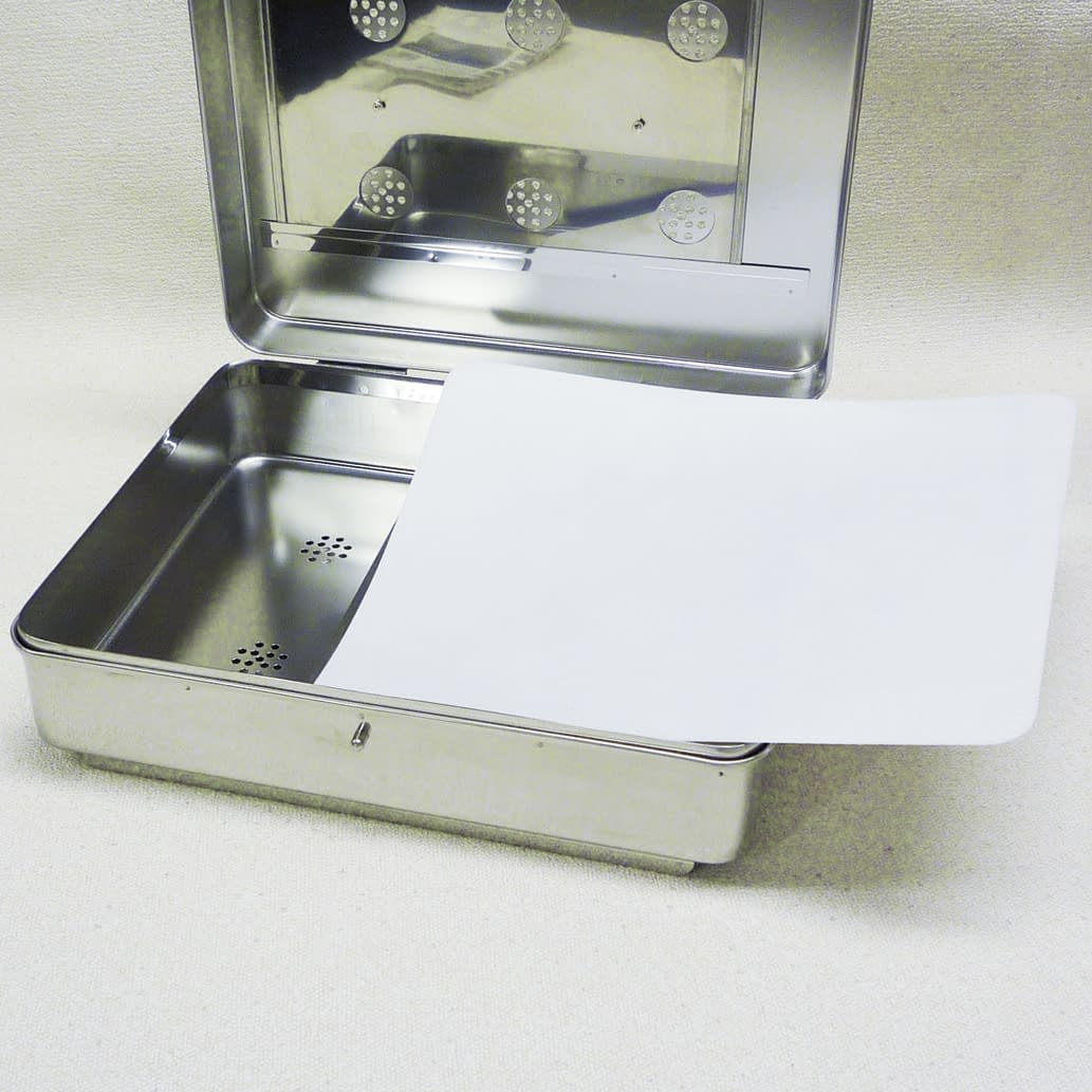 商品説明 ●耐久性、通気性に優れたポリエステル100％の不織布を使用しています。●優れたフィルター効果があり、水分中に含まれる鉄分などの成分からカスト内の器具類を守ります。●カスト類、バット類の下敷きとしてオートクレーブ滅菌が可能です。※3...