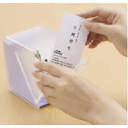 商品説明 ●見出し用紙の表裏の入れ替えで、診察券入れ、貴名受になります。●入れた順のまま取り出せます。 商品スペック ●カラー：ブルー ●製品サイズ：W84×D116×H125mm ●投入口寸法：78×10mm ●材質：アクリルカタログコー...