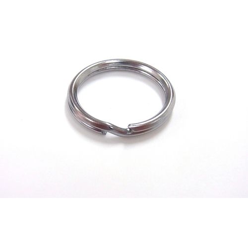 特長:●Wリングに強度と美しさを加えたリングです。 用途:●チェインの先端金具・ジョイント金具に。 仕様2:●クロームキーリング16mm 材質／仕上:●本体：リン青銅(C5191W) 注意:●急激に荷重をかける、角度をつけて吊るなど、適正荷...