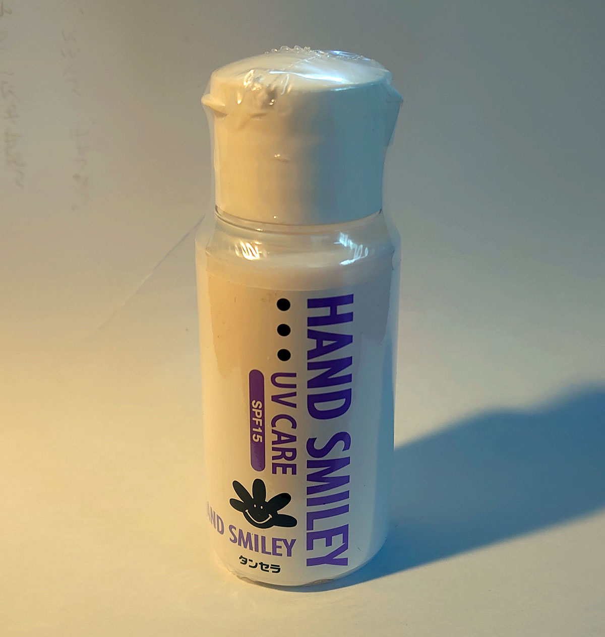 「きれいな指してたんだね。」といわれたいなら。手にUVケア！ 手年齢に自信ありますか？ 手の日焼けは「しみ」のもと。 【ハンドスマイリーって？】 20ミクロンの薄い皮膜で手をすっぽり覆う手荒れケア化粧品です。 皮膜は和紙の原料なのでお肌に優...