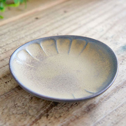 商品情報 サイズ 約φ90×H15 　 産地・材質 美濃 瑞浪／磁器 カラー 薄茶 ご使用方法 電子レンジ・オーブン使用可 食器洗い乾燥機使用可 その他 サイズ・色味は個体差がございます 仕様は予告なく変わる場合がございますお漬物や佃煮など...