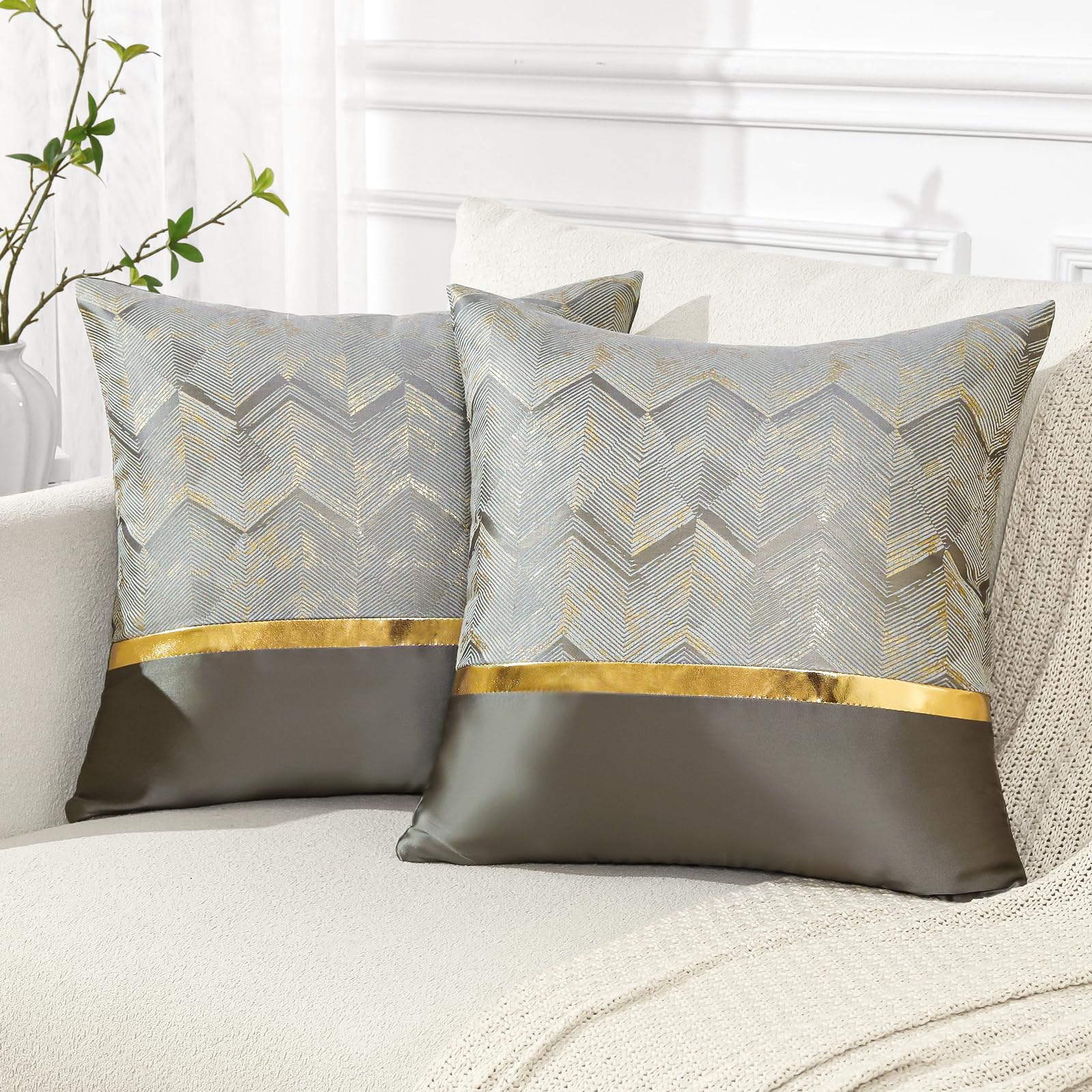 ・デザイン: シェブロン柄とゴールドラインのアクセントが施された高級感のあるクッションカバー2枚セット、5色展開・素材構成: 上質なポリエステル生地を使用し、耐久性と快適さを兼ね備えた仕様、見た目の美しさと実用性を両立・便利な仕様: ファス...