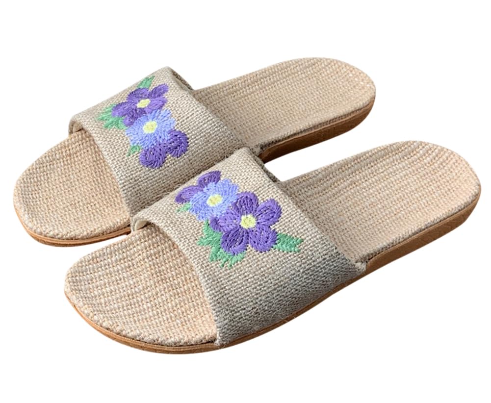 ・デザイン: 伝統的な幾何学模様が施された上品なスリッパで、ベージュ地にネイビーの模様が映える洗練されたデザイン・素材: 通気性の良い麻素材を使用し、快適な履き心地を実現・使用シーン: 室内用のスリッパとして最適で、春夏のシーズンに特におす...