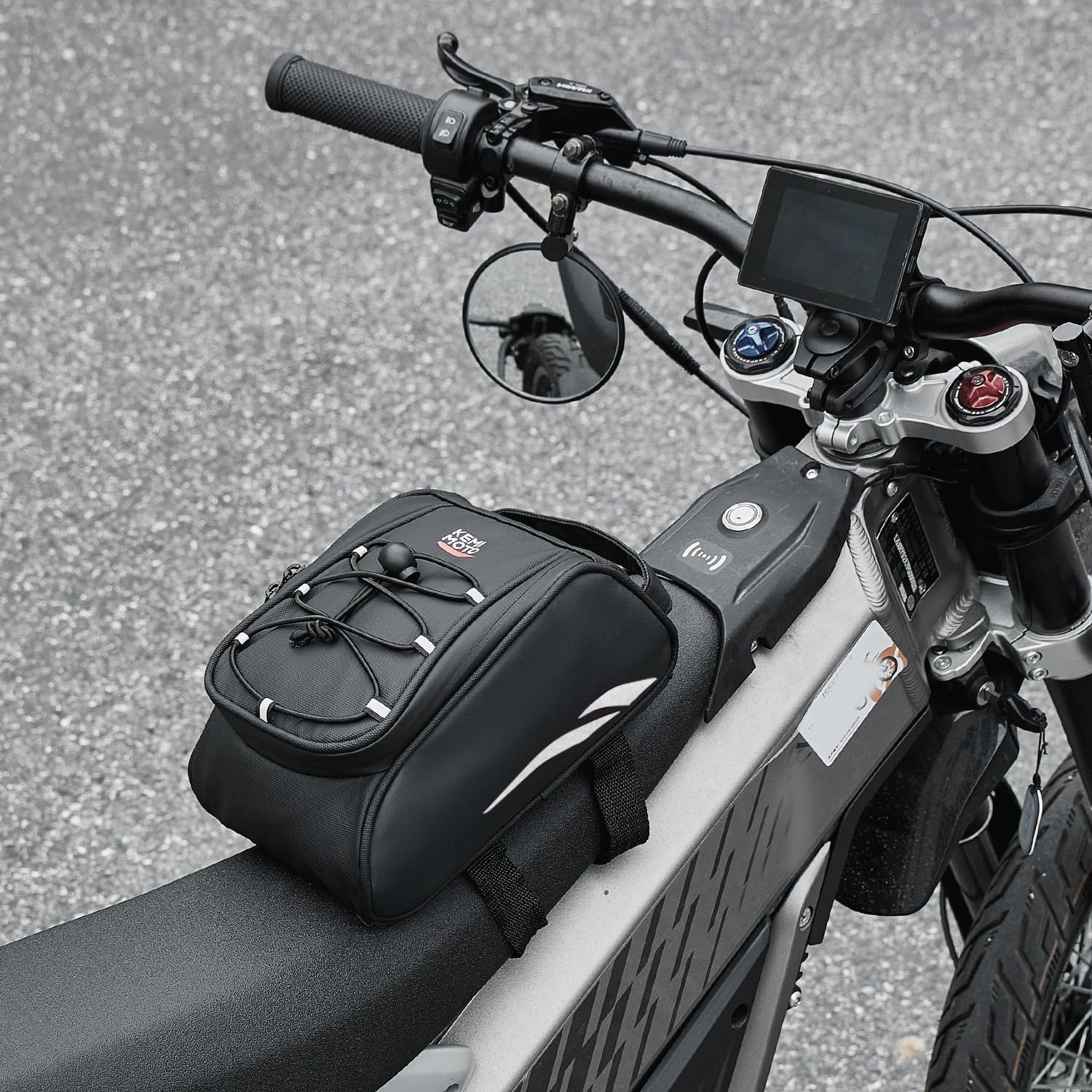 ・【主要対応モデル】Surron（サーロン）、Super73（スーパー73）、Talaria（タラリア）、その他多くの電動ダートバイク/モトクロスバイクに最適！・【 広い収納で工具もすっきり整理！】バイクバッグは約1.6Lの容量で、スマート...