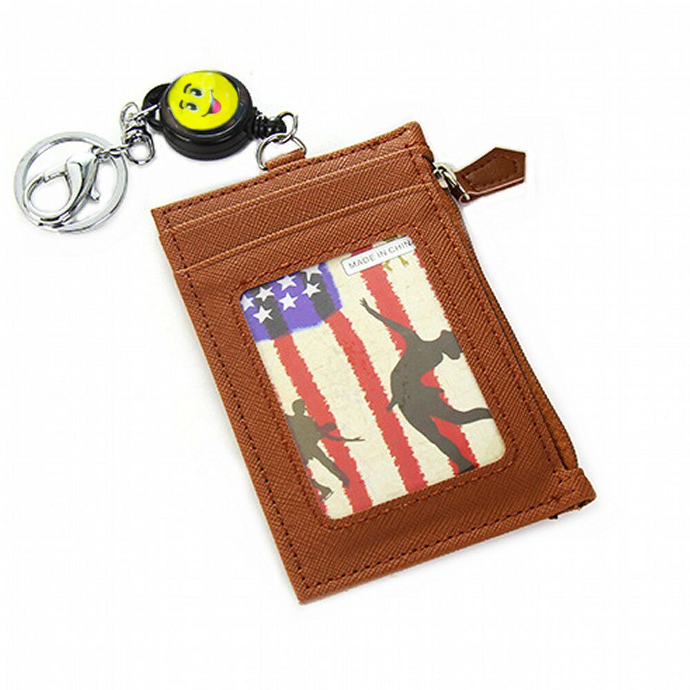 リール付き パスケースブラウン 商　品　説　明 可愛い顔表情のリール付きのパスケースが登場。 両面合わせて4枚のカードを収納可能。さらにファスナーポケットも付いているので、 お札や小銭まで収納可能◎ キーホルダー付きなのでバッグに簡単にバッ...