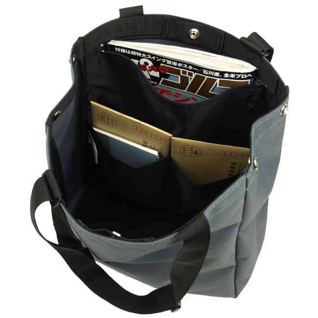 BLAZER CLUB(ブレザークラブ)日本製 豊岡製鞄 トートバッグ ショルダーバッグ A4No53386 グレー商　品　説　明 ■A4ファイルがすっぽり余裕で入ります。■ざっくり入るお手軽トートバッグ。使いやすい縦型タイプ ■マチ幅の変...