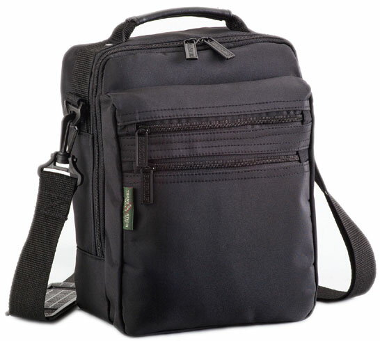 BLAZER CLUB(ブレザークラブ)ショルダーバッグ ビジネス カジュアル 縦型メンズ レディース B5 20cmNo33580 黒商　品　説　明 ■マイクロファイバー素材のショルダーバッグ■携帯電話収納ポケット付■B5サイズが収納可能...