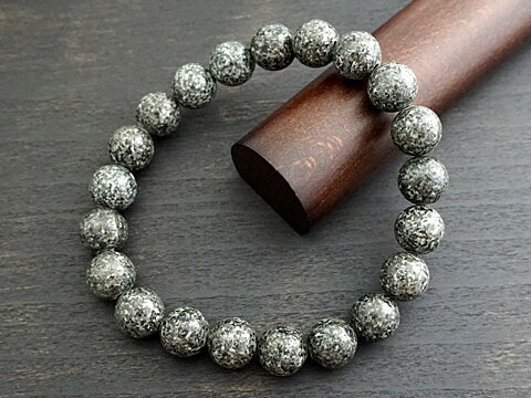 【ストーンヘンジの石】 プレセリブルーストーン： 今から5000年前、ストーンヘンジの建造に使われた石で鉱物的にはドレライトの一種。 英国ペンブロークシャーのプレセリ丘陵のある場所で採掘されます。 世界で唯一、この地域で取れたドレライトのこ...