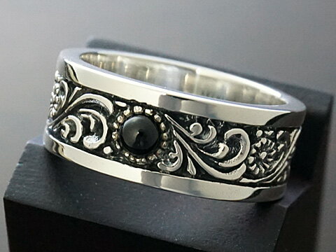アラベスクが全周に彫り込まれた、美しいデザインのリングです。 ------------------------------------------------ 素材：Silver950(銀)、ブラックスター(ダイオプサイト) 幅：約9mm ...
