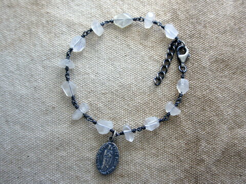 【INRI/インリ】 厳選された天然石を使用し、熟練の職人によって丁寧に仕上げました。 古美仕上げでアンティークの趣きある雰囲気を再現、使い込む程に味が出てきます。 ラフにカットされたブルームーンストーンが目を引きます。 ---------...