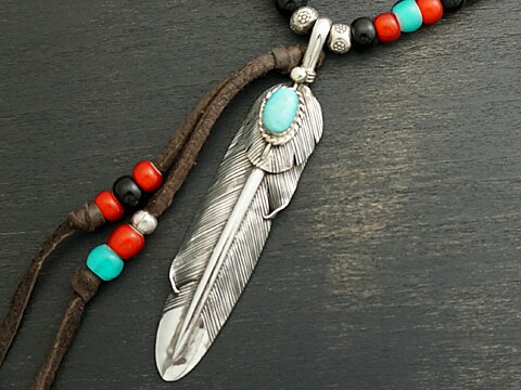 【Blue Moon/ブルームーン】 ネバダ州エスメラルダ郡。 名前の由来は湖面に映る、夜の青い月の様な色合いから。 明るめの優しい青色の石が産出されます。 -----------------------------------------...