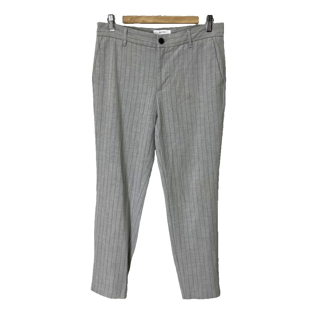 【中古】ベルシュカ Bershka テーパードパンツ スラックス ピンストライプ 40 グレー ■GY06 メンズ 【ベクトル 古着】 260407ブランドベルシュカ Bershka表記サイズEUR 40 USA 31実寸サイズウエスト：8...