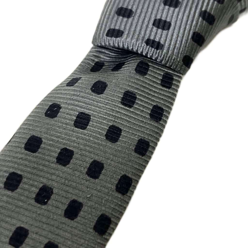 【中古】プラダ PRADA ネクタイ シルク ドット柄 ビジネス グレー メンズ 【ベクトル 古着】 260419ブランドプラダ PRADA実寸サイズ大剣：6.5cm　全長：160cm　　素材絹100％色グレー状態・ツレ部分あり ・ほつれ箇...