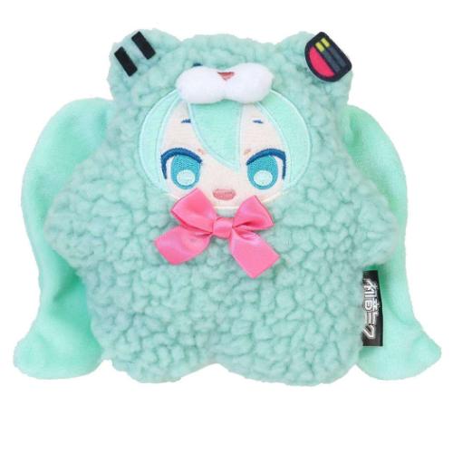 [電子の歌姫]とも呼ばれる世界中で大人気なVOCALOID「初音ミク」からグッズが新登場！推しと一緒に一休み。クマの着ぐるみ姿が愛らしい、持ち歩ける枕マスコットです。手に付けて仮眠用に。小物やカイロを収納できるポケット付き。バッグにつけて一...