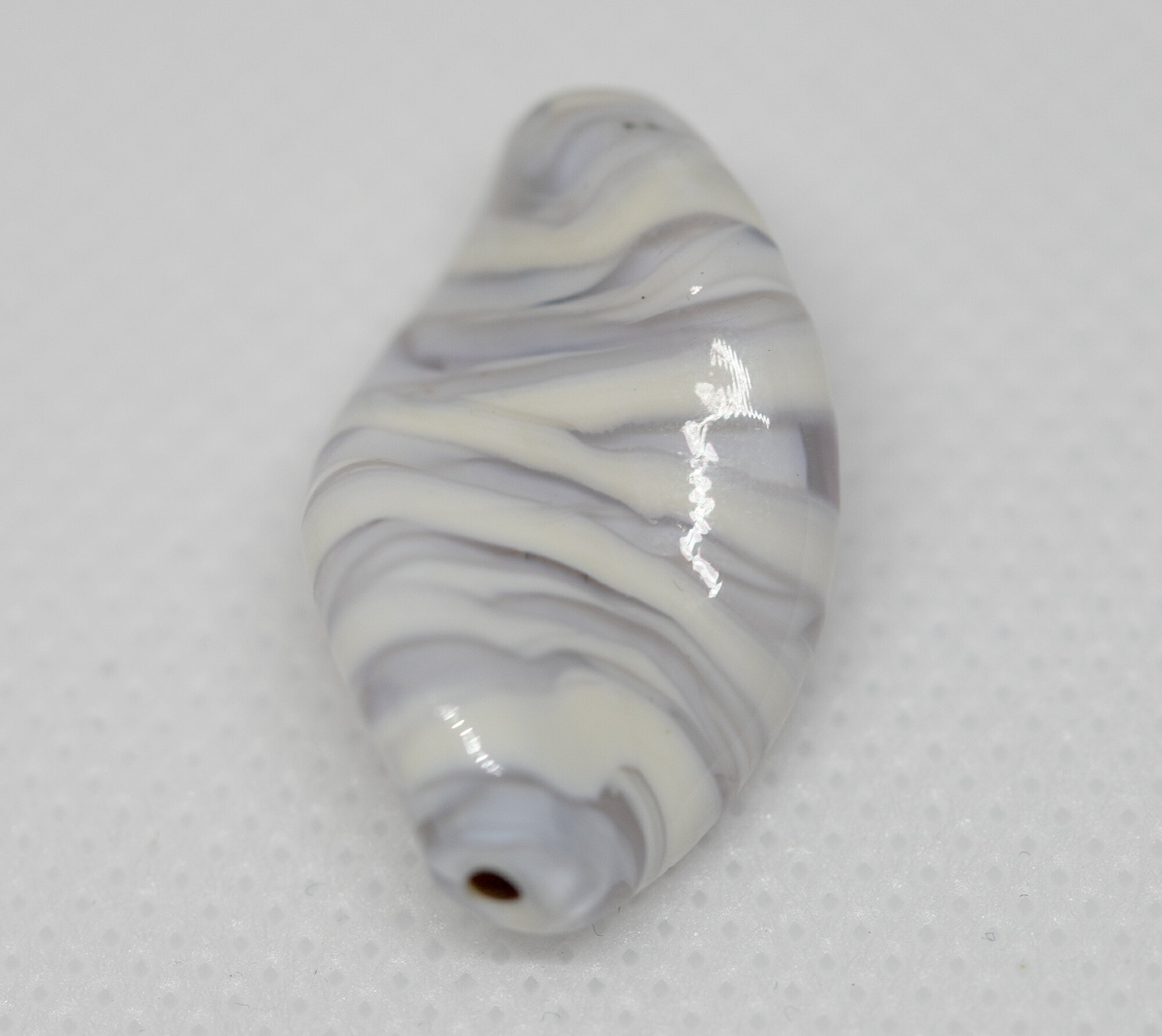 商品情報サイズ30ミリ×20ミリ素材ガラス注意点モニターの発色具合により色合いが異なる場合がございます。ベネチアンビーズ エリカ リーゲ アレキサンドルライト ビーズストーン ビーズアクセサリー 白地をベースに縞模様を描いたビーズ。工房プロ...