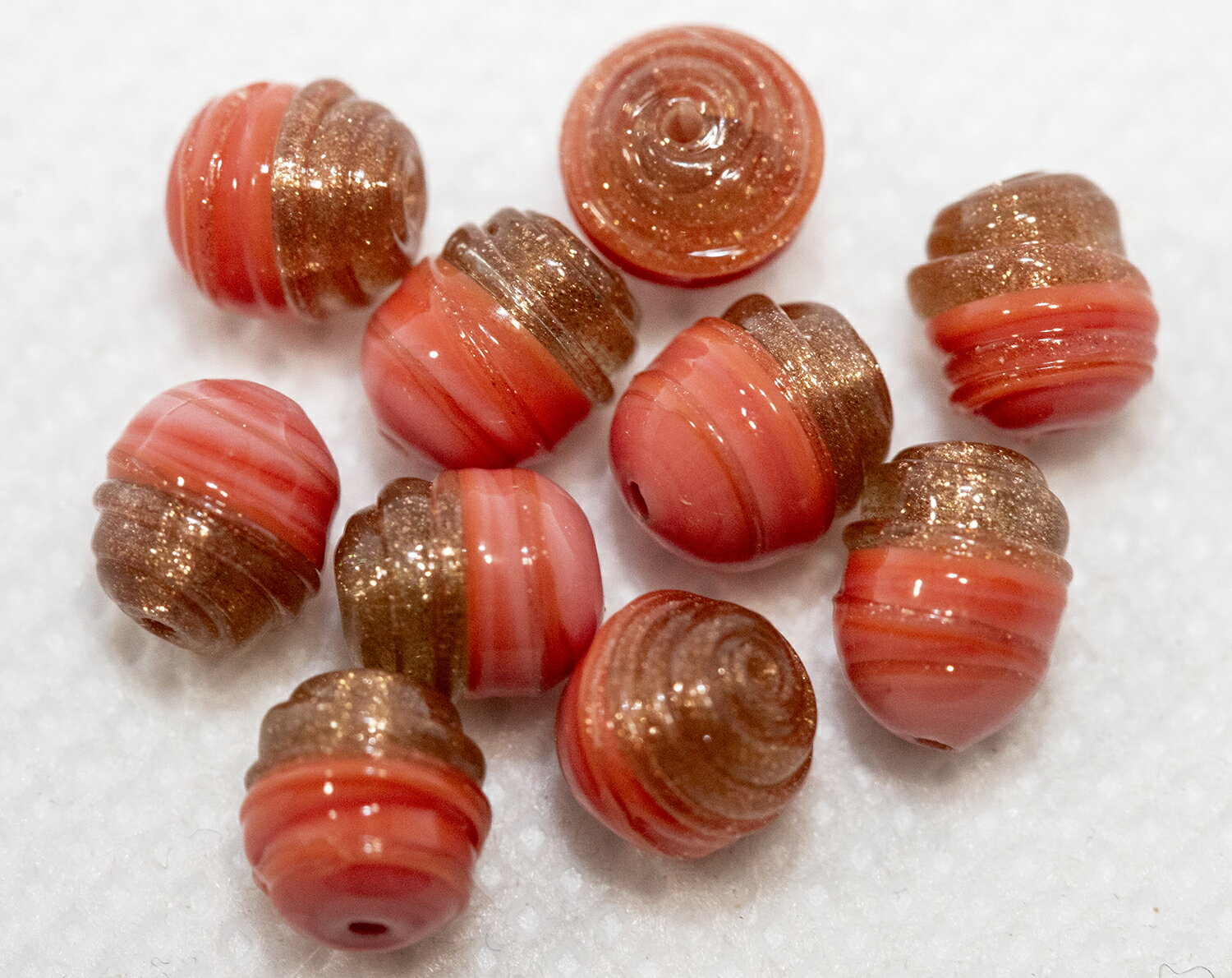 商品情報サイズ5ミリ～7ミリ素材ガラス注意点モニターの発色具合により色合いが異なる場合がございますベネチアンビーズ オセアニカ アヴェントゥリーナ/コーラル 10個入り マシンメイド アクセサリーパーツ ビーズ ガラス棒を巻きつけながら作る...