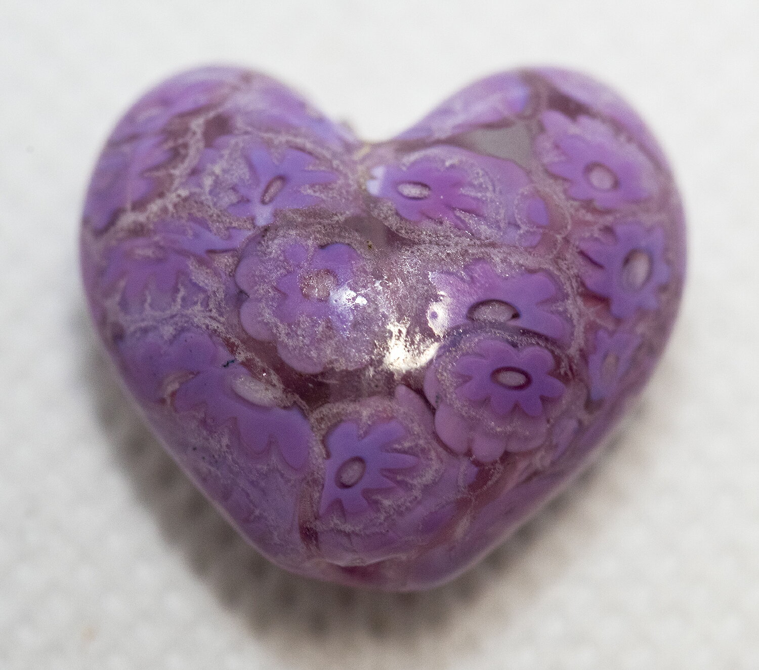 商品情報サイズ15ミリ素材ガラス注意点モニターの発色具合により色合いが異なる場合がございます。ベネチアンビーズ ハートグランデ モザイコ ローザ ビーズパーツ アクセサリーパーツ ミレフィオーリ（千の花）と称される花柄のガラスチップを埋め込...