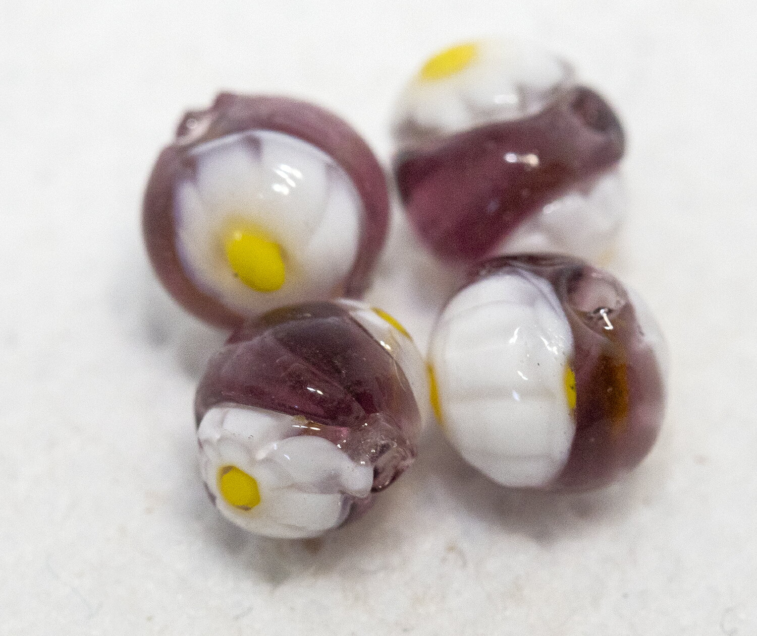 商品情報サイズ6ミリ素材ガラスマルゲリータについてミレフィオーレ（千の花）と称されるモザイコは。フィオラート、ソフィアート、ソンメルソなどと並んで、ヴェネツィアンビーズの技法のひとつです。その中でも、中心が黄色で花弁が白のマルゲリータを2個...