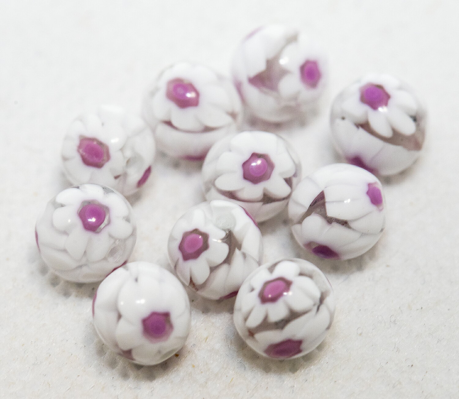 商品情報サイズ8ミリ素材ガラスモレッティについてモレッティはヴェネツィアで最も歴史がありリスペクトされている工房です。モレッティのガラスビーズは少し光沢をおさえた独特の重厚さがあります。溶かし込まれている花は3個。ガラスの中に溶かし込まれて...