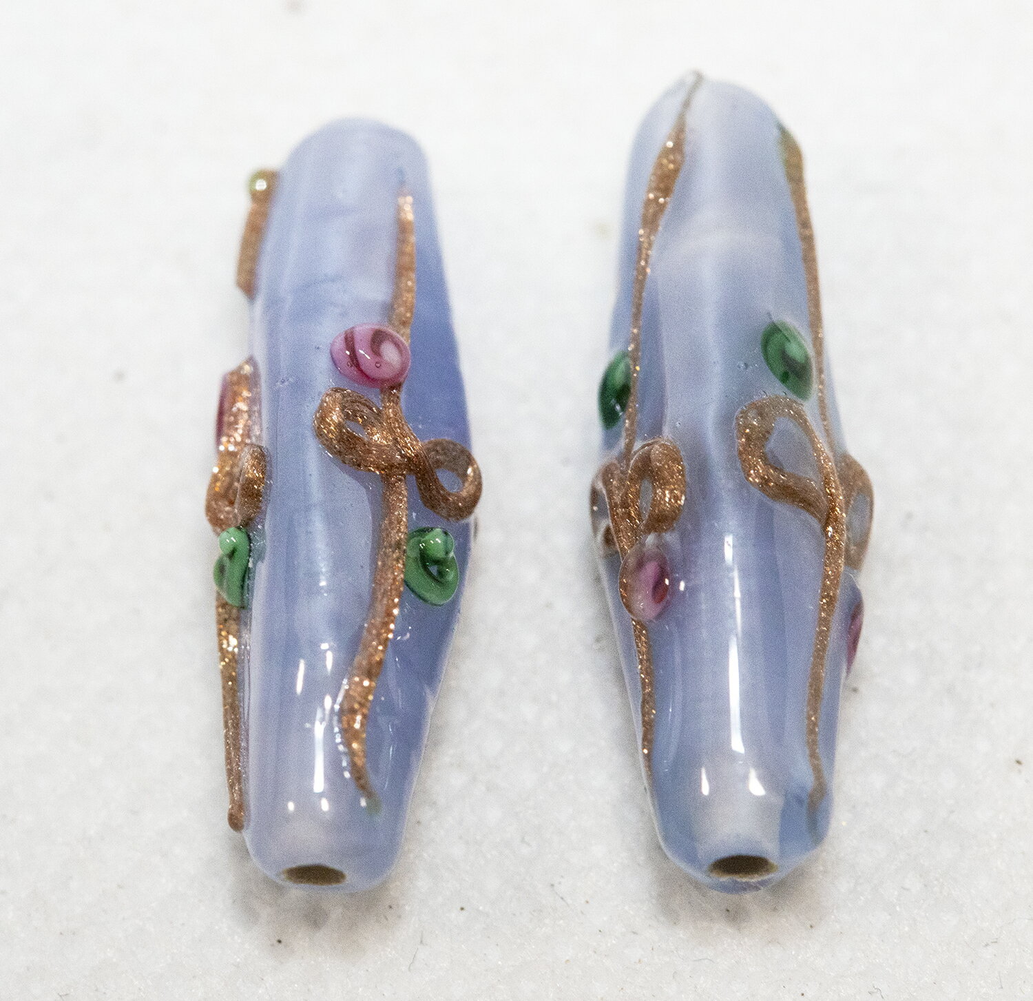 商品情報サイズ23ミリ×7ミリ素材ガラス注意点モニターの発色具合により、色合いが異なる場合がございます。ボヘミアンビーズ バゲットローズ ブルー 2個 チェコビーズ ビーズパーツ アクセサリーパーツ 丸みのある三面のそれぞれに小さな花や葉を...