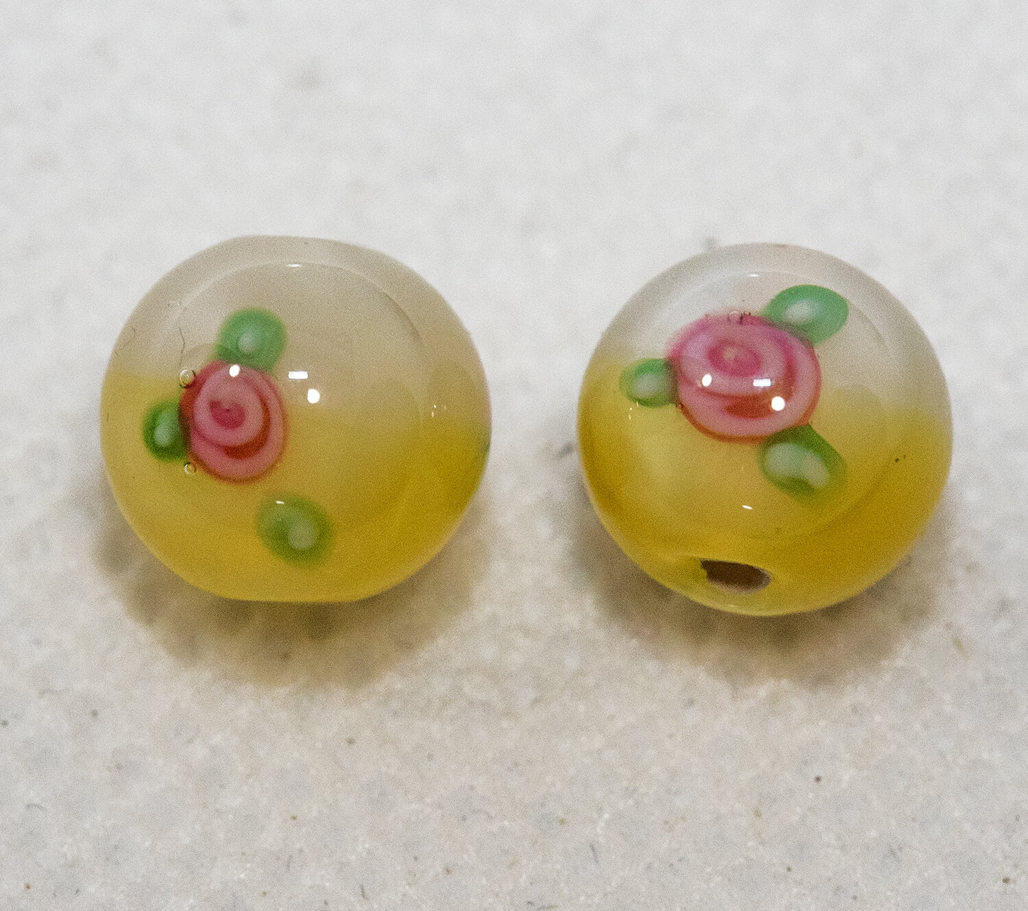 商品情報サイズ8ミリ素材ガラス注意点モニターの発色具合により、色合いが異なる場合がございます。ボヘミアンビーズ チェコローズ ツートン イエロー＆ホワイト 8ミリ 2個 チェコチェコビーズ ビーズパーツ アクセサリーパーツ 重量感があり、艶...