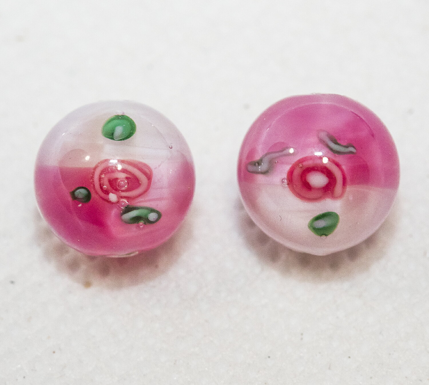 商品情報サイズ10ミリ素材ガラス注意点モニターの発色具合により、色合いが異なる場合がございます。ボヘミアンビーズ チェコローズ ツートン ピンク＆ホワイト 10ミリ 2個 チェコビーズ ビーズパーツ アクセサリーパーツ 重量感があり、艶やか...