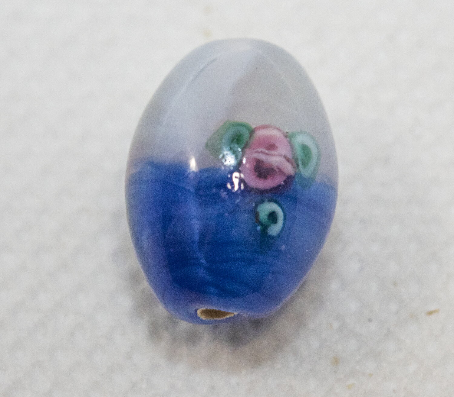 商品情報サイズ15ミリ×10ミリ素材ガラス注意点モニターの発色具合により、色合いが異なる場合がございます。ボヘミアンビーズ チェコローズ ツートン ブルー＆ホワイト オーバル大 チェコビーズ ビーズパーツ アクセサリーパーツ 一見、アクリル...