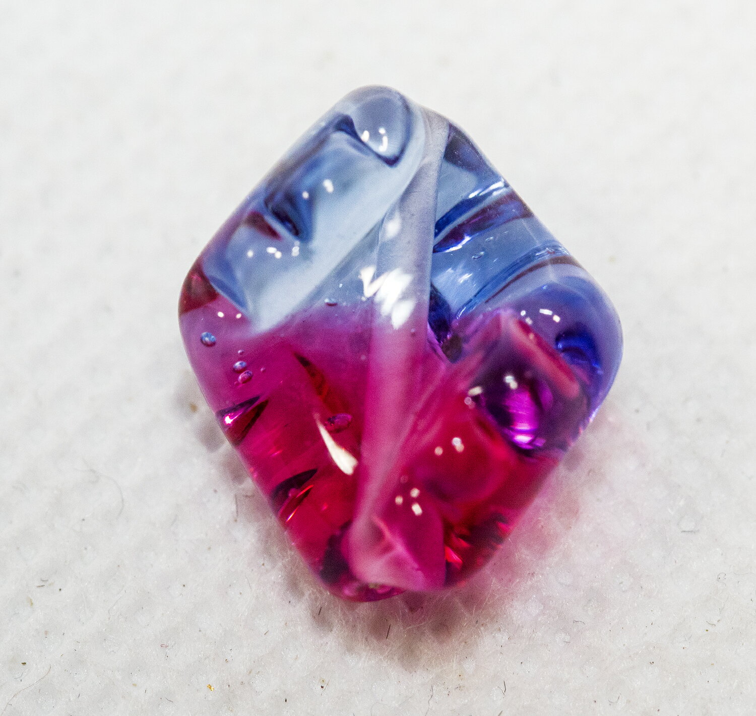 商品情報サイズ15ミリ×12ミリ素材ガラス注意点モニターの発色度合いにより、色合いが異なる場合がございます。ボヘミアンビーズ ツートンリーフ ローズ＆ラベンダー チェコビーズ ビーズパーツ アクセサリーパーツ 透明感のある二色のコントラスト...