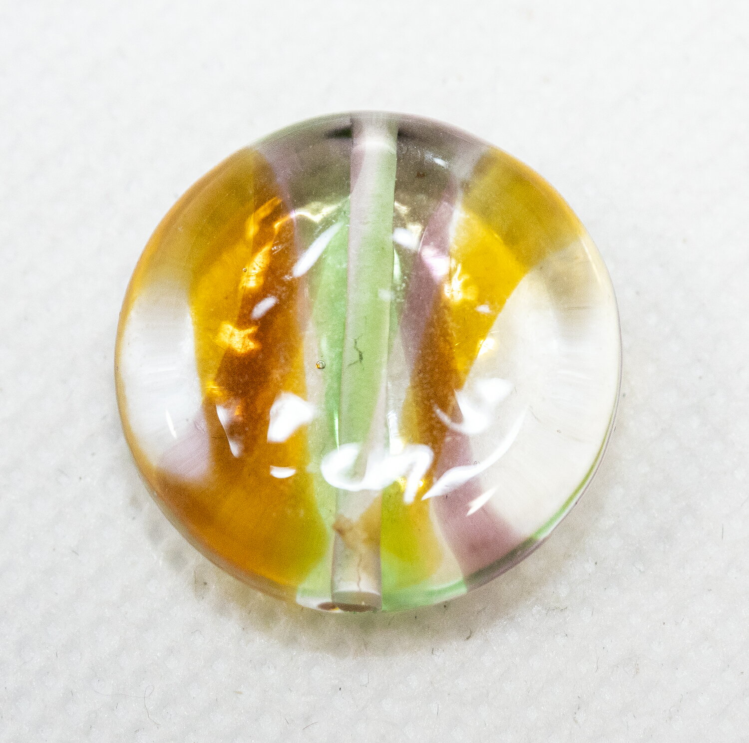 商品情報サイズ20ミリ素材ガラス注意点モニターの発色具合により、色合いが異なる場合がございます。ボヘミアンビーズ エスターテ ディスク トパーズ パープル グリーン チェコビーズ ビーズパーツ アクセサリーパーツ 透明なガラスに色ガラスのス...