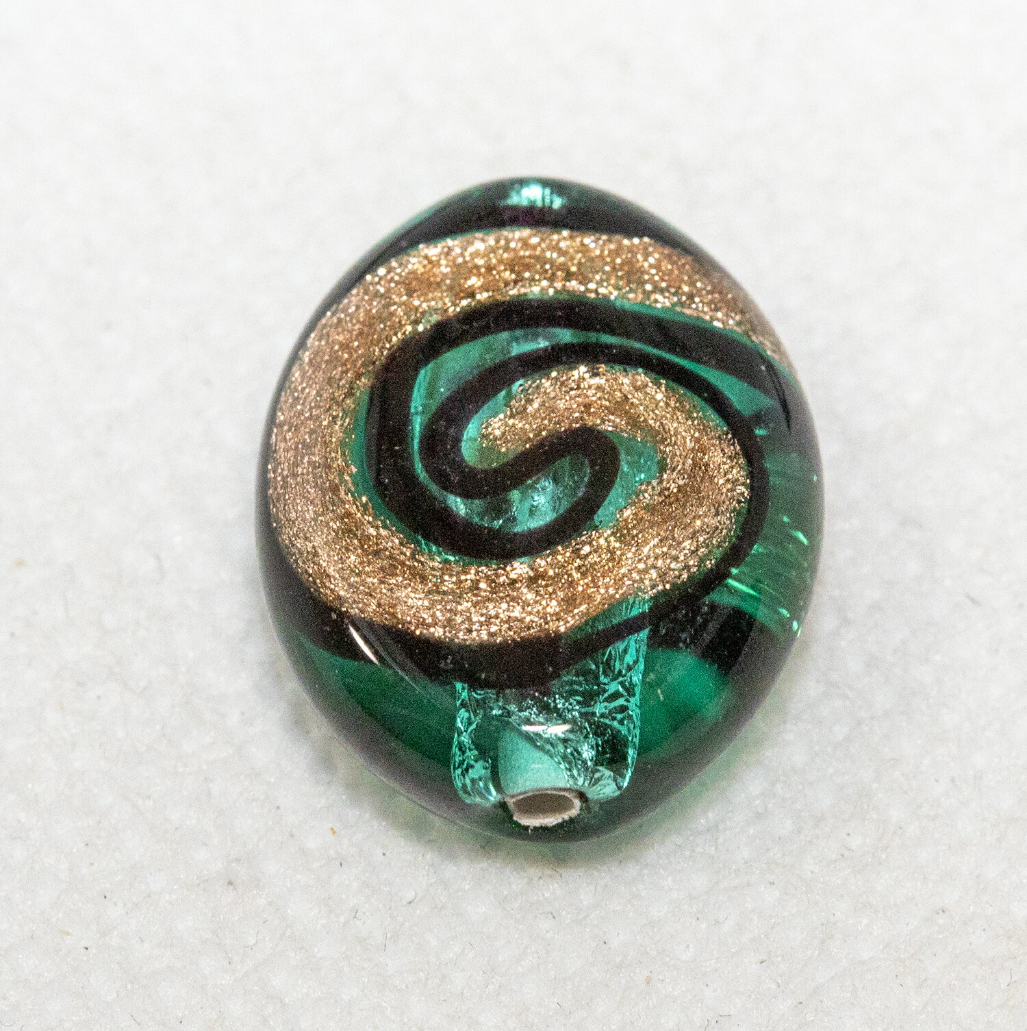 商品情報サイズ18ミリ×15ミリ素材ガラス注意点モニターの発色具合により、色合いが異なる場合がございます。ボヘミアンビーズ プレスト オーバル グリーン チェコビーズ ビーズパーツ アクセサリーパーツ 金箔の上に、色ガラスで形を取り、片側に...