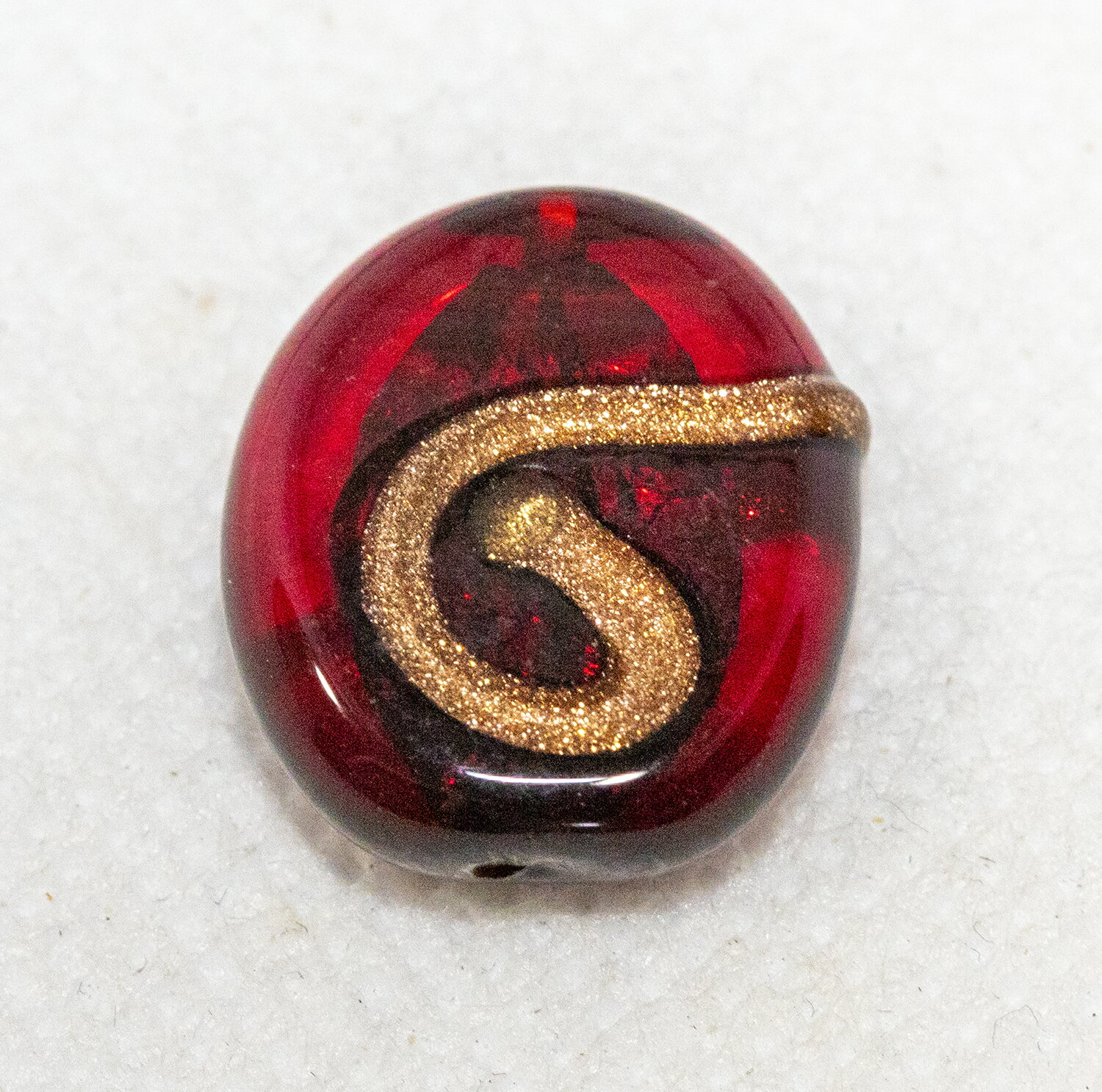 商品情報サイズ18ミリ×15ミリ素材ガラス注意点モニターの発色具合により、色合いが異なる場合がございます。ボヘミアンビーズ プレスト オーバル レッド チェコビーズ ビーズパーツ アクセサリーパーツ 金箔の上に、色ガラスで形を取り、片側に渦...