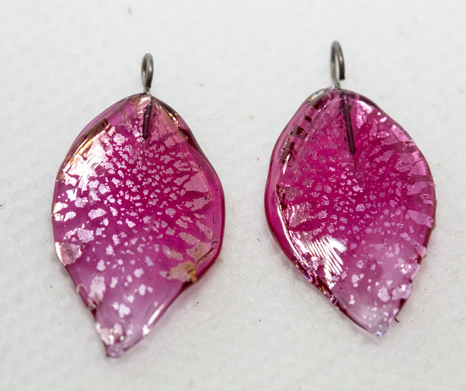 商品情報サイズ18ミリ×10ミリ素材ガラス注意点モニターの発色具合により、色合いが異なる場合がございます。シルバーリーフ ローズ 2個入り チェコビーズ ボヘミアンビーズ ビーズパーツ アクセサリーパーツ 銀箔を散りばめた、薄く軽い、リーフ...