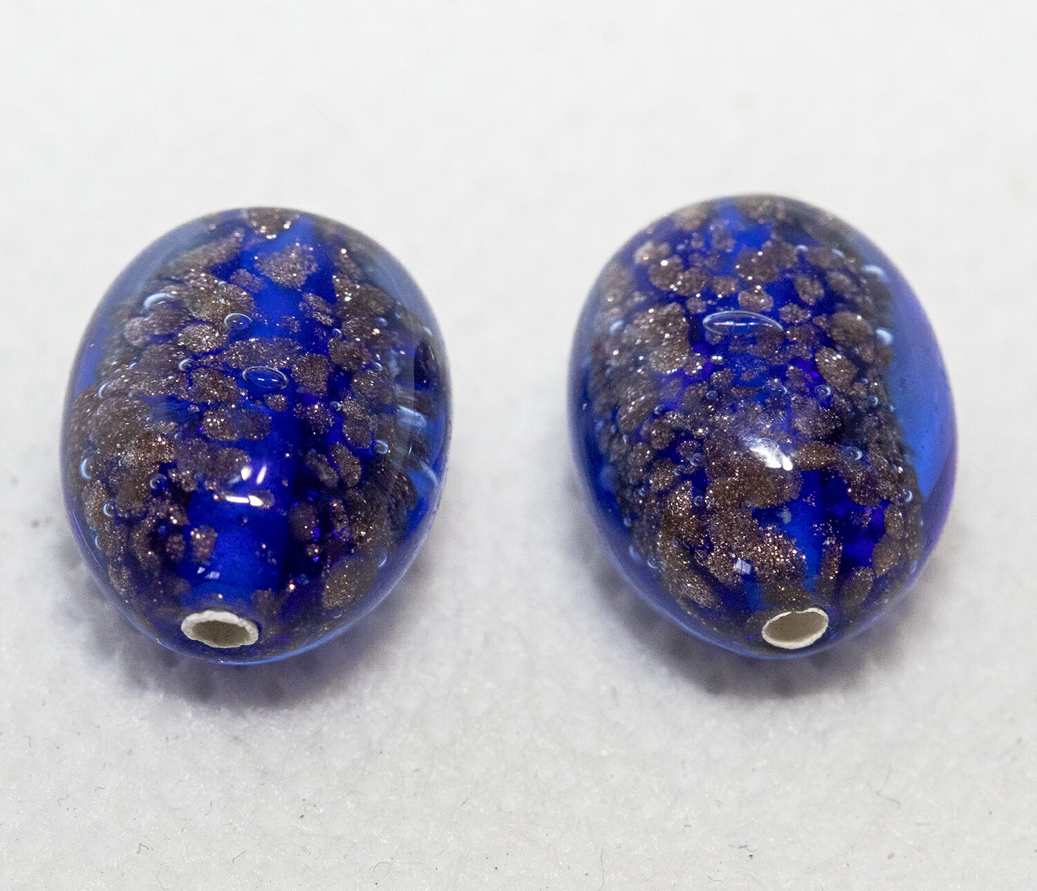 商品情報サイズ14ミリ×10ミリ素材ガラス注意点モニターの発色具合により、色合いが異なる場合がございます。ルミナス オーバル ロイヤルブルー 2個入り チェコビーズ ボヘミアンビーズ ビーズパーツ アクセサリーパーツ 少しつぶれたオーバル型...