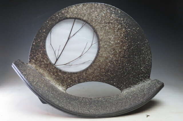 ●陶器（信楽製） ＊丸窓にある装飾用の竹は天然物を使用しておりますので形は掲載の物と多少異なります。 ●サイズ 　約H28cm×W38cm×D11cm信楽製の置床でどこにでも床の間が表現できます。 マンションでも庭にも置け季節の山野草を置け...